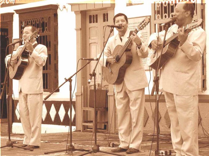 Condecoración al Trío América por sus 50 años de vida artística. | Minuto30