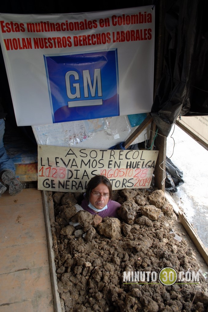 Enterrados y con la boca cosida protestaron empleados de General Motors ...