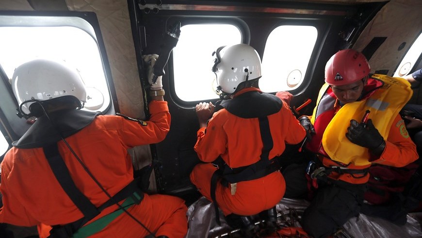 Los equipos de rescate han recuperado 39 cuerpos del avión de AirAsia ...