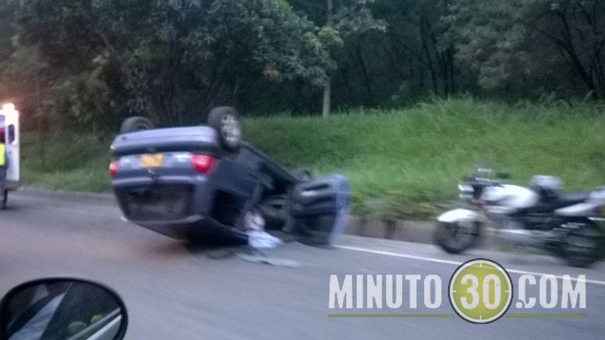 Volcamiento de un Twingo en La Paralela dejó una persona lesionada ...