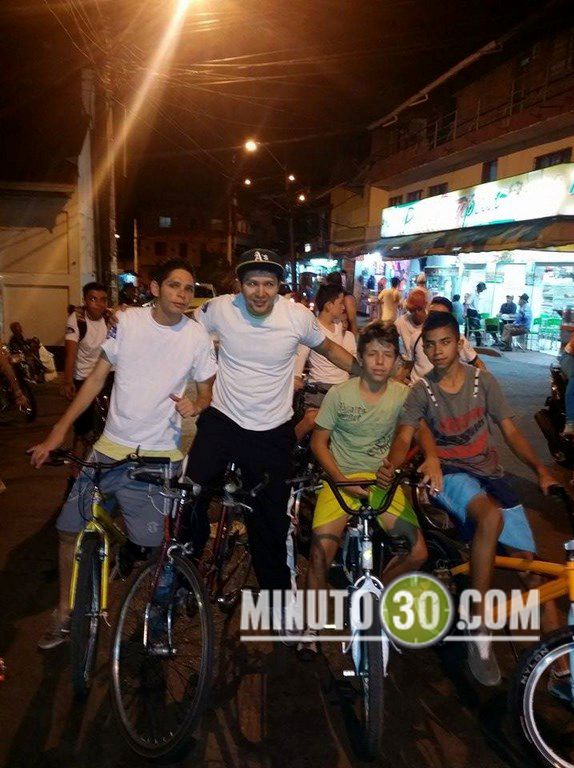 EN FOTOS. Ciclo ruta nocturna en la Comuna Uno de Medellín: Un proyecto ...