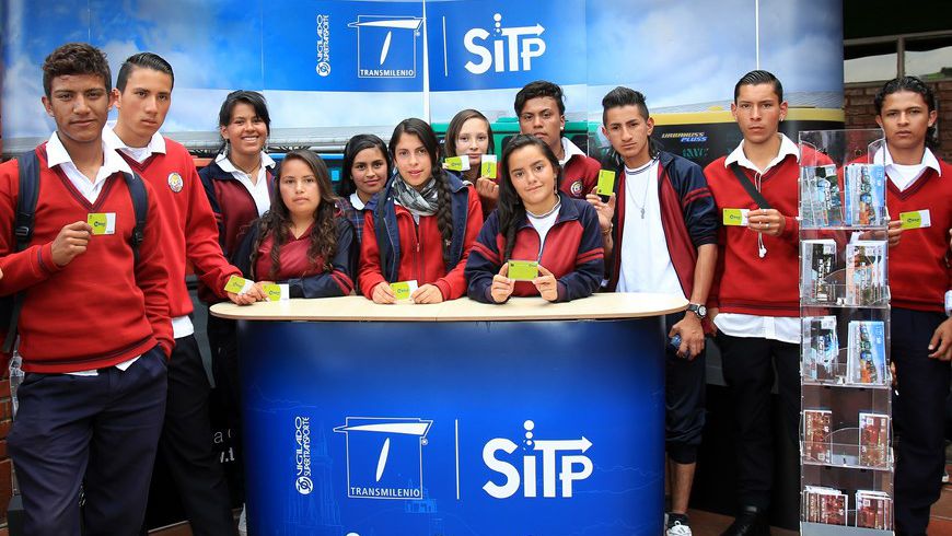 FOTOS: Petro entregó tarjetas del SIPT a estudiantes de la localidad de ...
