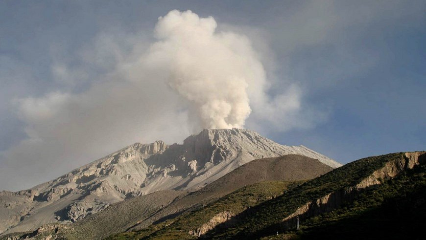 Volcán peruano produce más explosiones y columnas de ceniza de 2.500 ...