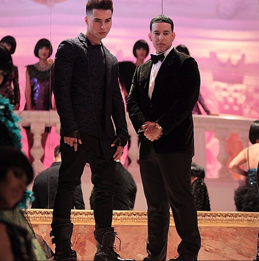 Reykon comparte algunas imágenes del rodaje de su nuevo video junto a ...