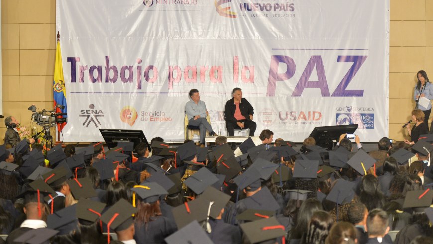 Santos gradúa a 400 jóvenes víctimas del conflicto armado en colombia ...