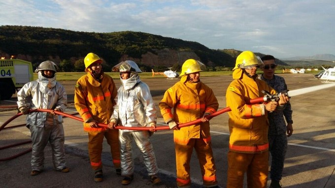 FOTOS: La Fuerza Aérea ahora cuenta con 25 nuevos bomberos aeronáuticos ...
