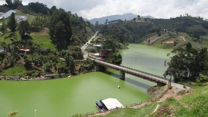 Coloración del embalse de Guatapé obedece a crecimiento de algas y no ...