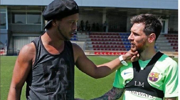 Los jugadores del Barcelona se rinden ante la magia de Ronaldinho ...