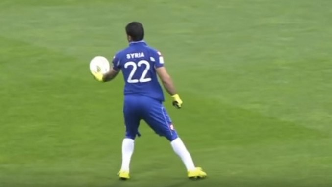 VIDEO: ¡No hay dudas! Es el arquero con el saque más extraño en todo el ...