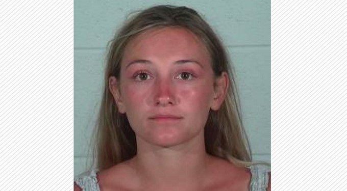 Joven que habría estado embriagada tiró a diez de un bote que conducía ...