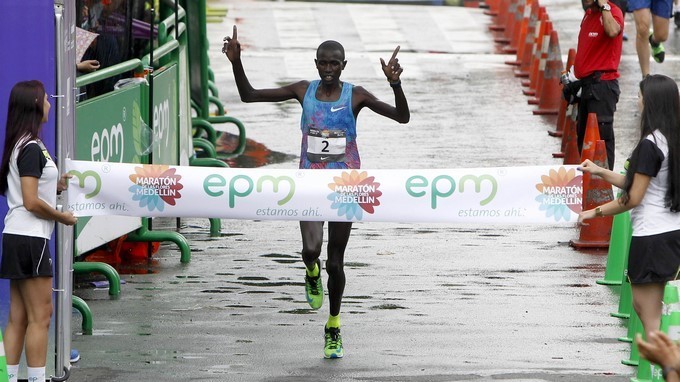 El keniano Mike Kiptum Boit ganó el Maratón de las Flores