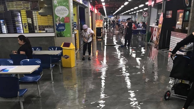 FOTOS: Reportan inundaciones en reconocido almacén de cadena en San ...