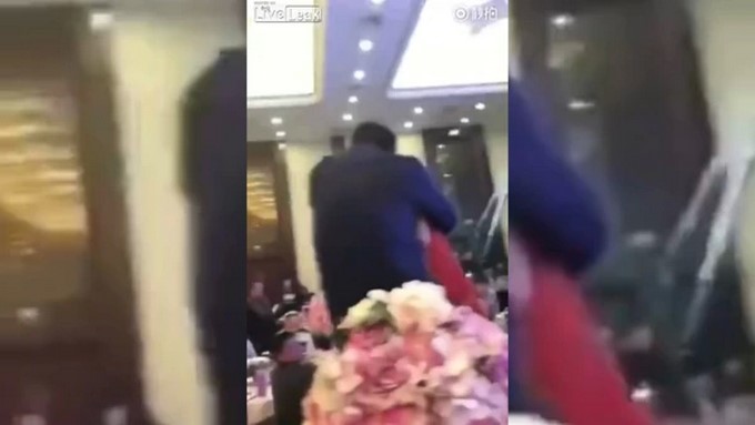EN VÍDEO: ¡Qué incómodo! En plena boda el suegro borracho se besó a la novia | Minuto30