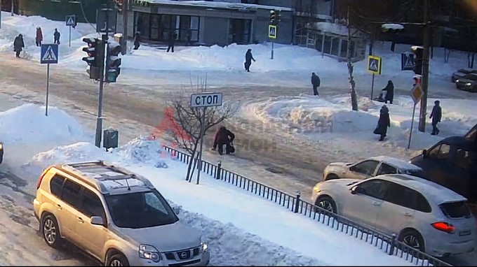 VIDEO: Él fue testigo de su caída, pero en vez de ayudarla la atropelló ...