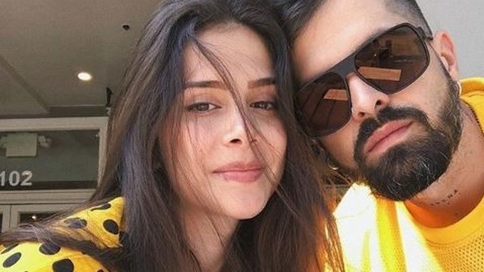 EN VIDEO: Mike Bahia le “chupa la flor" a Greeicy Rendón | Minuto30