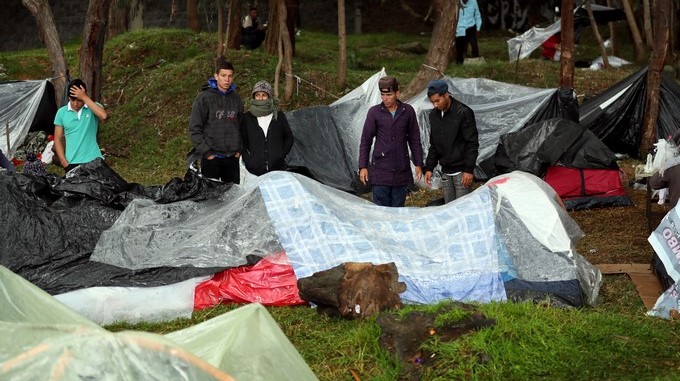 A la sombra de su sueño, cientos de venezolanos acampan cerca a ...