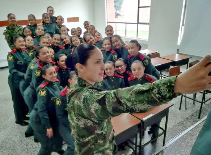 FOTOS Y VIDEO: Continúa el orgullo por la primera mujer piloto de un ...
