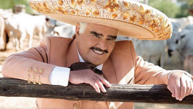 FOTOS: Vicente Fernández reaparece besando en la boca a una jovencita ...