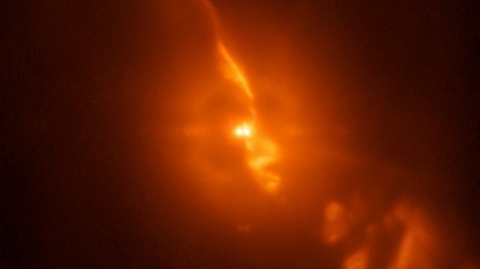 Captan el momento exacto en que una estrella es 'devorada' por otra ...