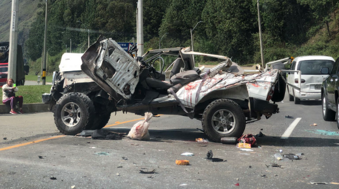 FOTOS: Un vehículo totalmente destruido y otro más volcado tienen la ...
