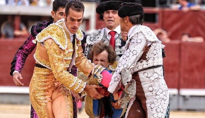 El torero Román Collado recibió un 'cariñito' de 30 centímetros de un ...