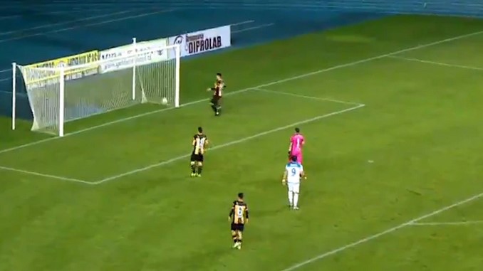 Video: Este autogol podría ser el más insólito del año, todo salió mal
