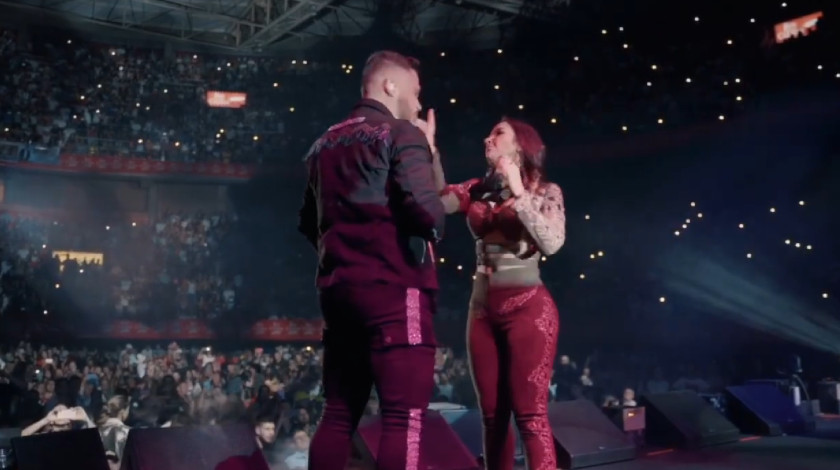 VIDEO: Así fue la ¡CACHETADA! que le pegó Paola Jara a Jessi Uribe en pleno concierto | Minuto30