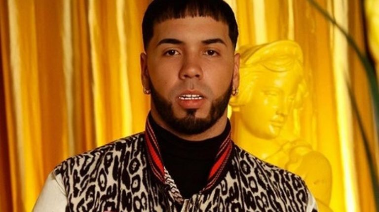 VIDEO: ¿Le luce? Así se ve Anuel AA calvo tras un cambio de look