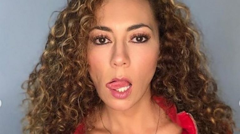 VIDEO: En una cama llena de dólares con lencería roja, Andrea Guzmán mostró su lado más erótico ...