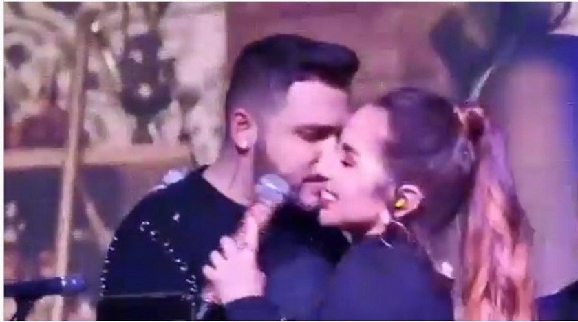 VIDEO: ¡Él que sí y ella que no! En pleno show Paola Jara le negó beso a Jessi Uribe | Minuto30