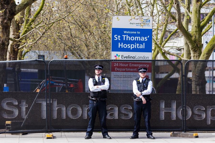 Isabel II desea a los familiares de Johnson su pronta recuperación