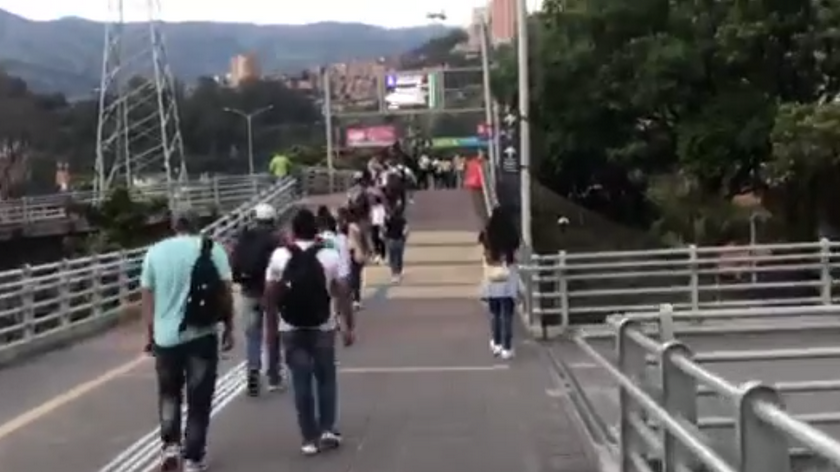 Videos: Reportan largas filas para ingresar al Metro en la Estación ...