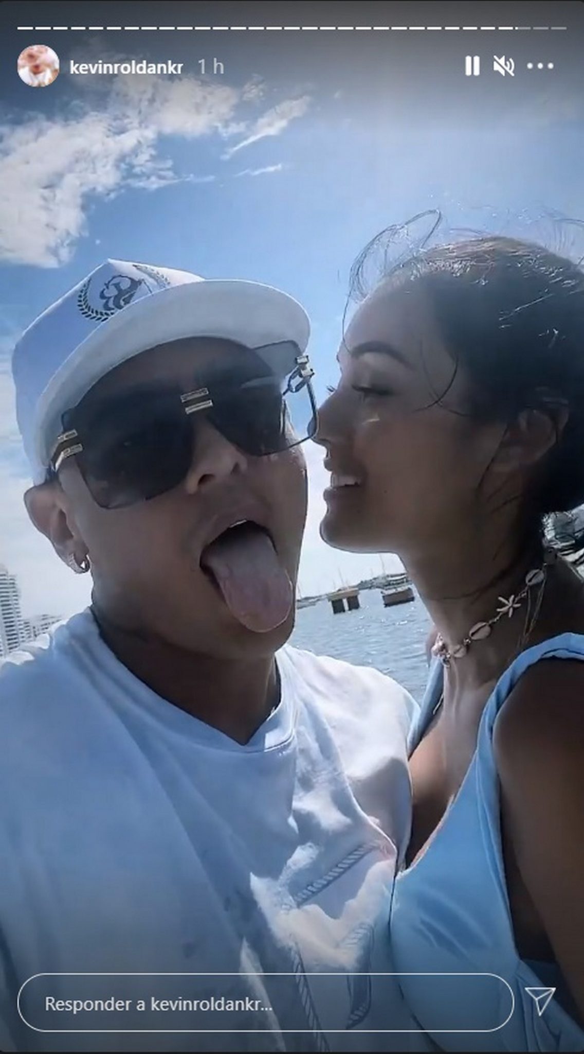 ¿Una amiguita o la novia? Kevin Roldán muy cariñoso con una modelo