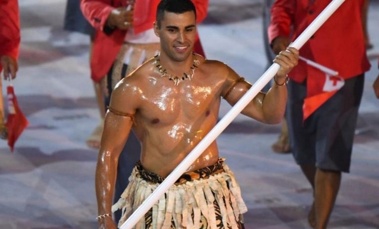 Desfiló sin camiseta, atleta mostró su torso bañado en aceite | Minuto30