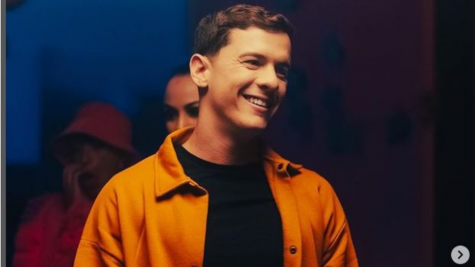 El cantante Guaynaa sufrió un grave accidente de tránsito y se recupera