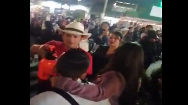 Video ¿y El Ejemplo Alcalde De Soacha Repartió Trago A Pico De