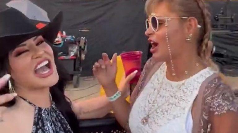 VIDEO. Mamá de Karol G se fue de perreo 'intenso' con la de Becky G en Coachella | Minuto30