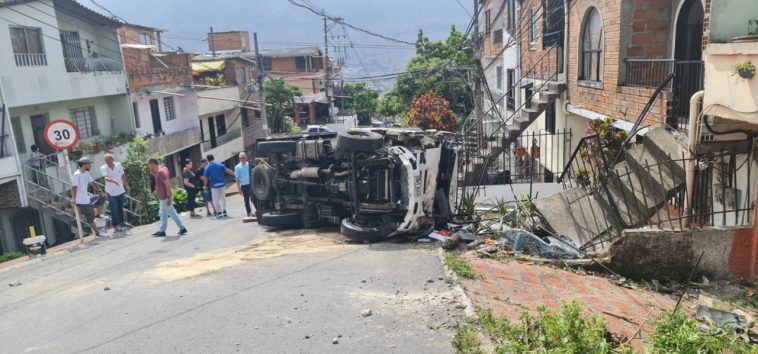VIDEO. Volcamiento de vehículo en el barrio Castilla
