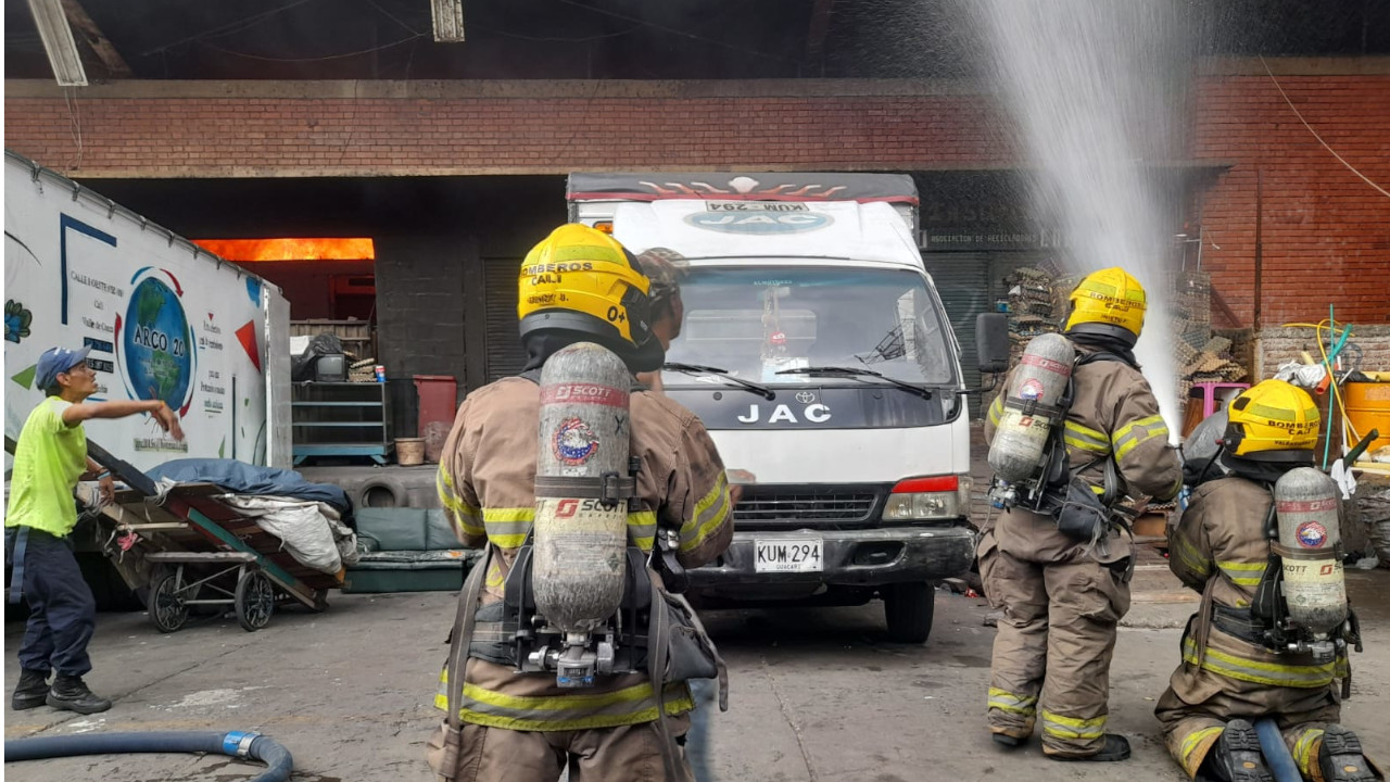 Se conocen nuevas imágenes del fuerte incendio Siloé, Cali