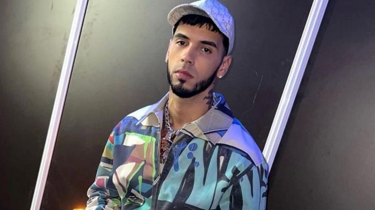 Anuel presume su nueva camioneta