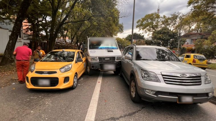 FOTOS: ¡Casi se les monta encima! Tres carros chocados en la Avenida 80 ...