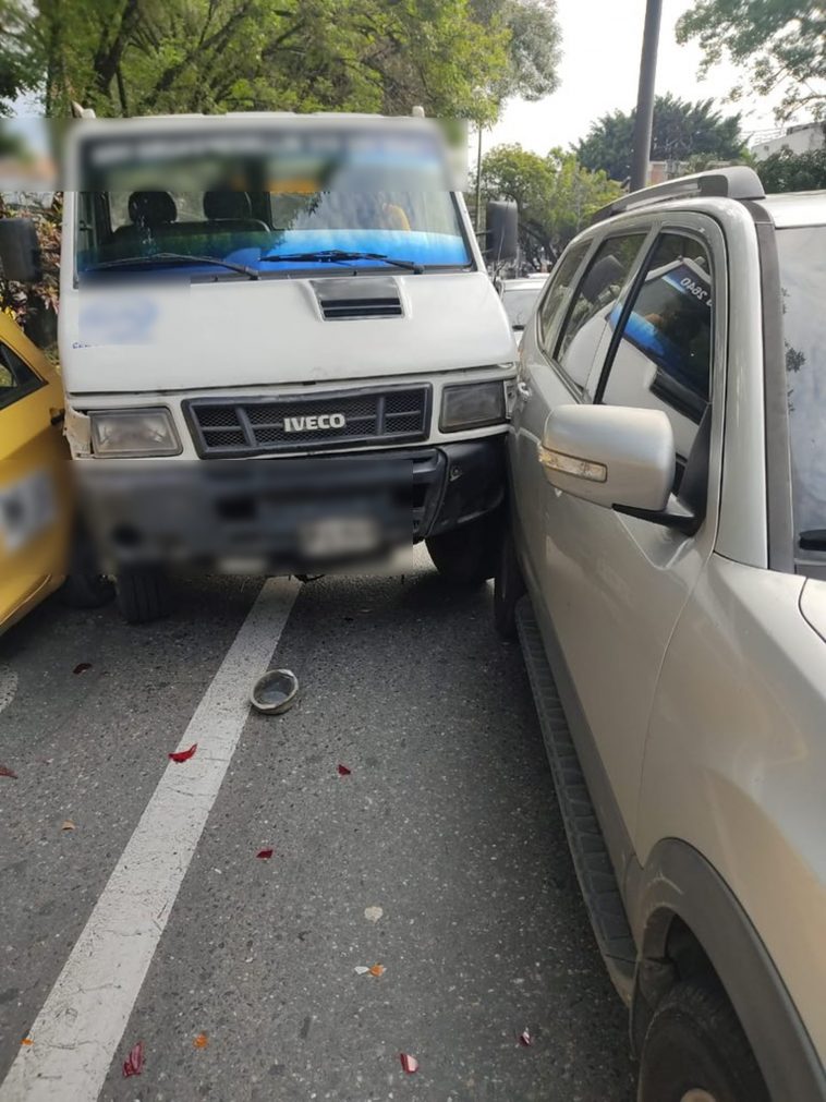 FOTOS: ¡Casi se les monta encima! Tres carros chocados en la Avenida 80 ...