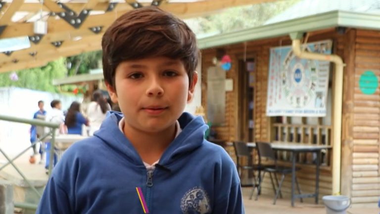 Estudiantes de Medellín disfrutan la comida del PAE