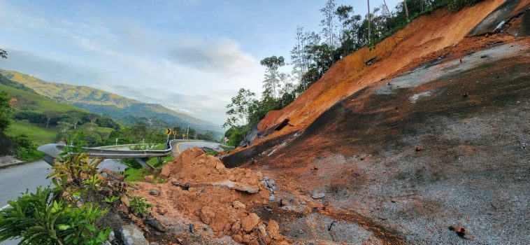 Doble calzada en Barbosa cerrada por deslizamiento de tierra