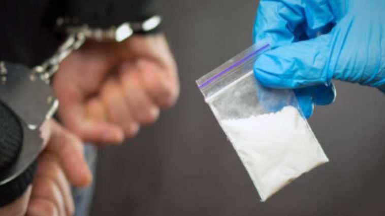 A una mujer en Medellín le descubrieron 700 bolsitas de 'perico' en el ...