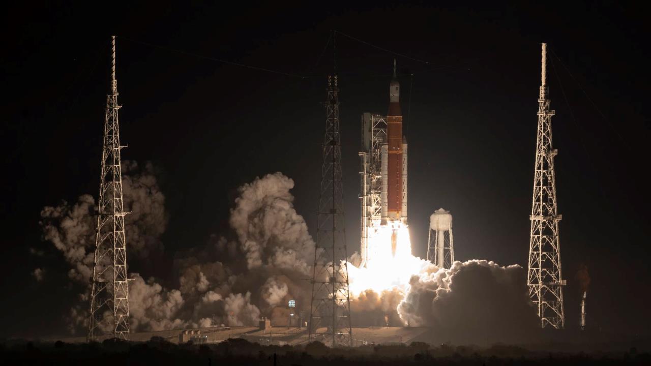 ¡Orión "roza" la Luna! La cápsula se acerca con éxito a 130 kilómetros | Minuto30