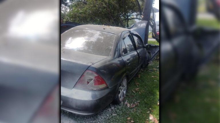 [FOTO] ¡Qué susto! Carro se chocó de frente con un árbol