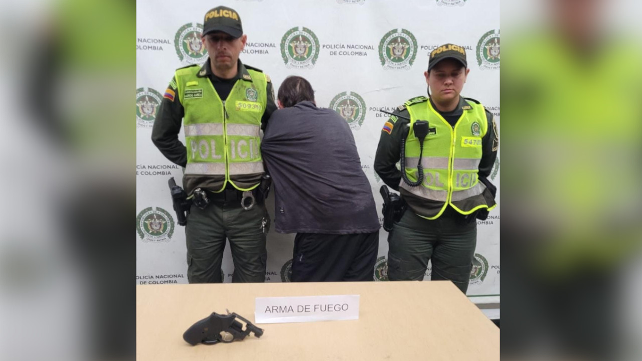 Le estaba apuntando con un arma a su pareja en Altavista y la Policía ...