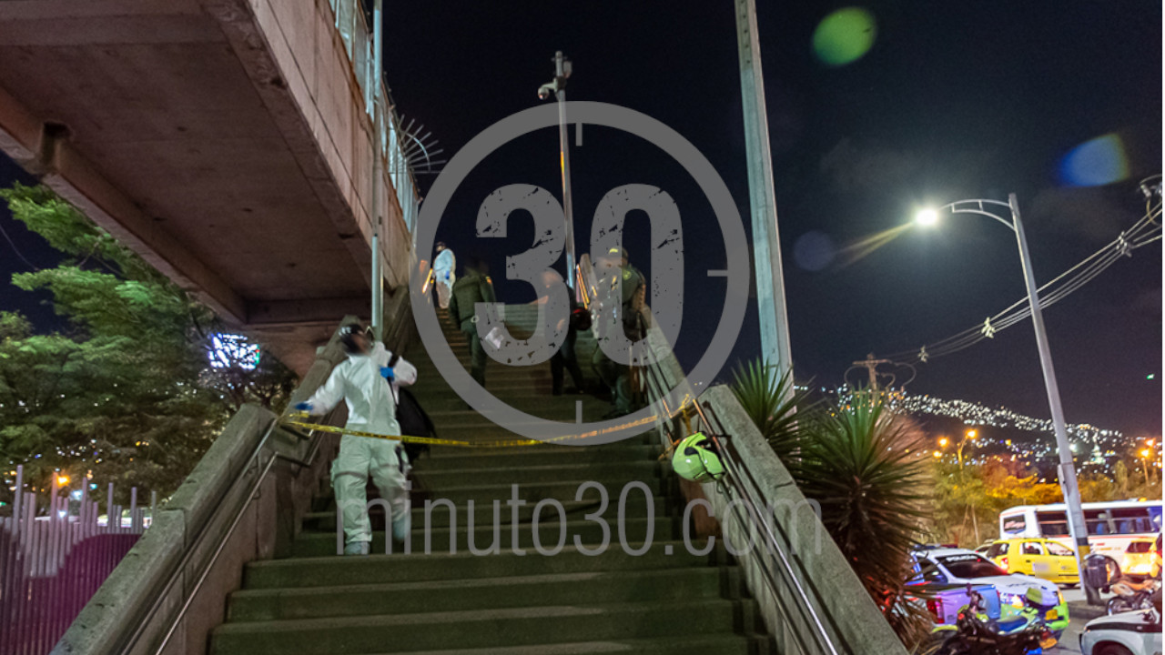 Mataron a un hombre cuando caminaba por el puente peatonal de la ...