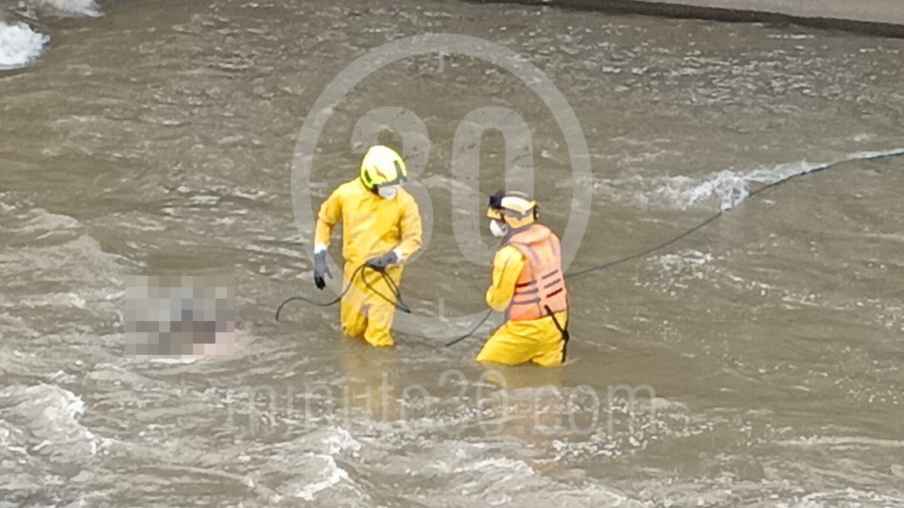 [FOTOS Y VIDEO] Iba bajando un muerto por el Río Medellín a la altura ...